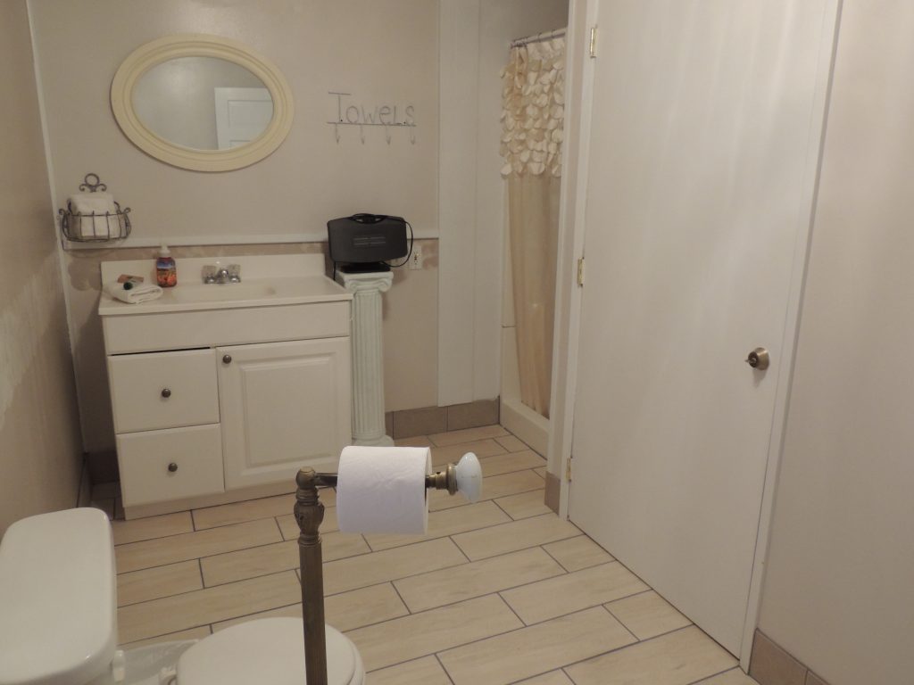 Inn 4-17 035 – Foster Lake Inn